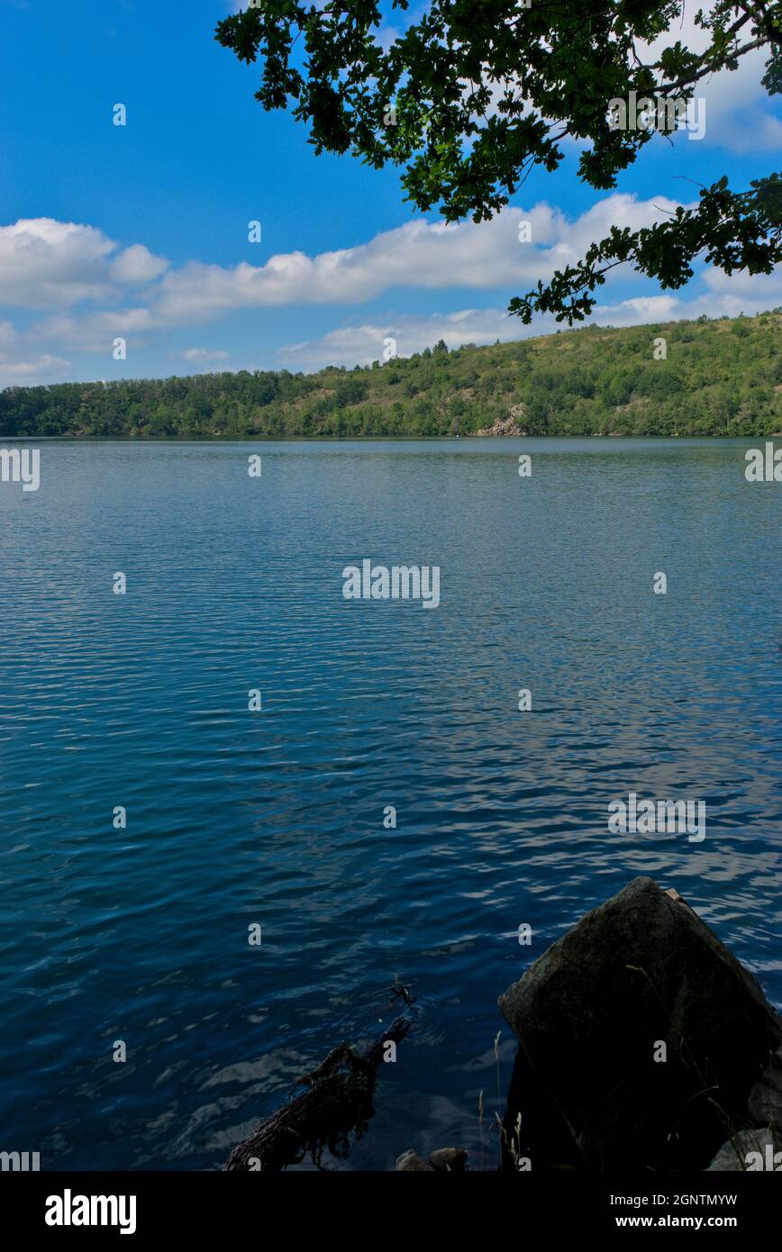 Lac volcanique gour de tazenat Banque de photographies et d’images à ...