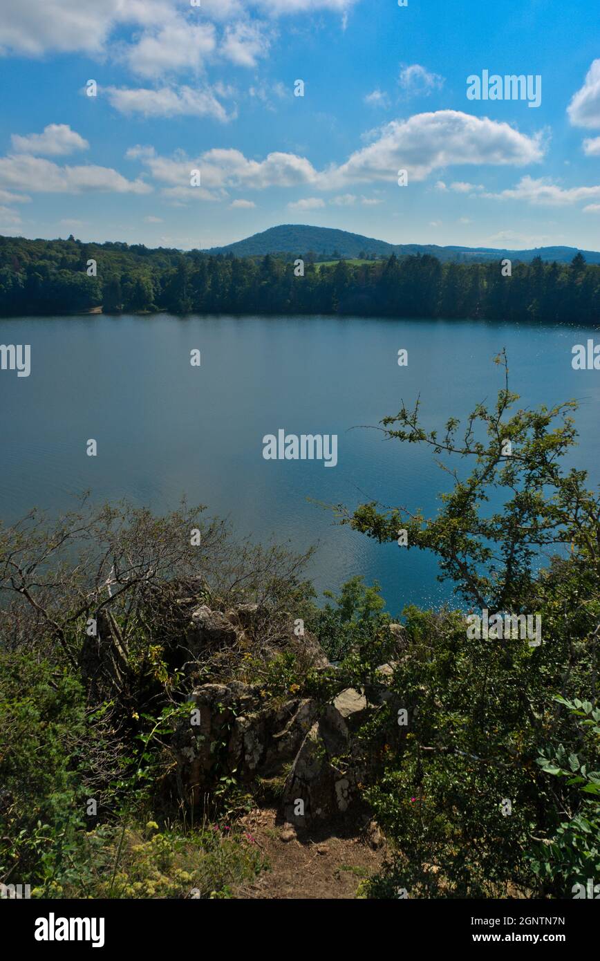 Lac volcanique gour de tazenat Banque de photographies et d’images à ...
