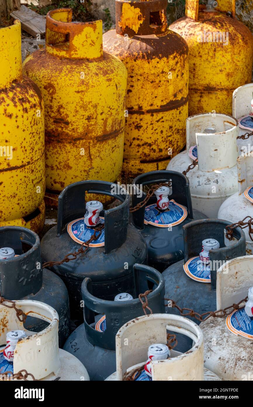 bouteilles de gaz calour ou de butane empilées prêtes à l'emploi ou à ...