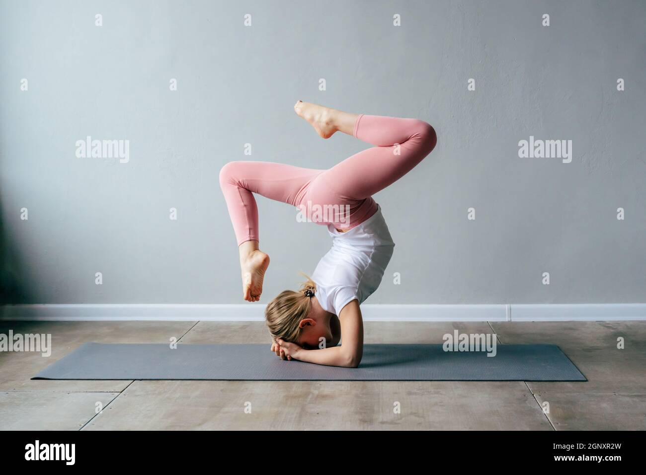 Fille Flexible Banque De Photographies Et Dimages à Haute Résolution