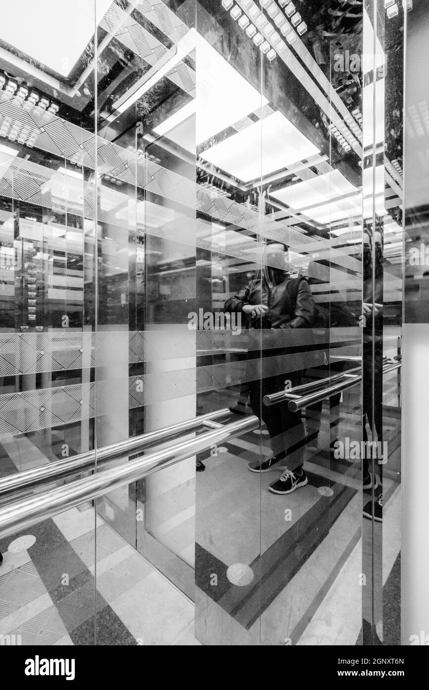 Ascenseur transparent Banque d'images noir et blanc - Alamy