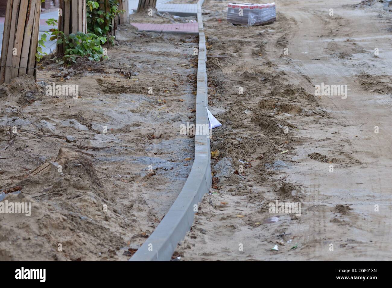 Reconstruction d'un trottoir en béton entre la chaussée et la route ...