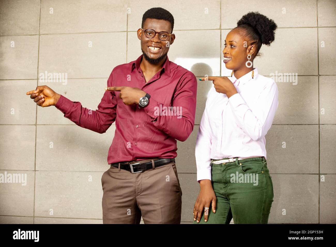 Portrait d'un jeune couple attrayant homme et femme souriant et ...