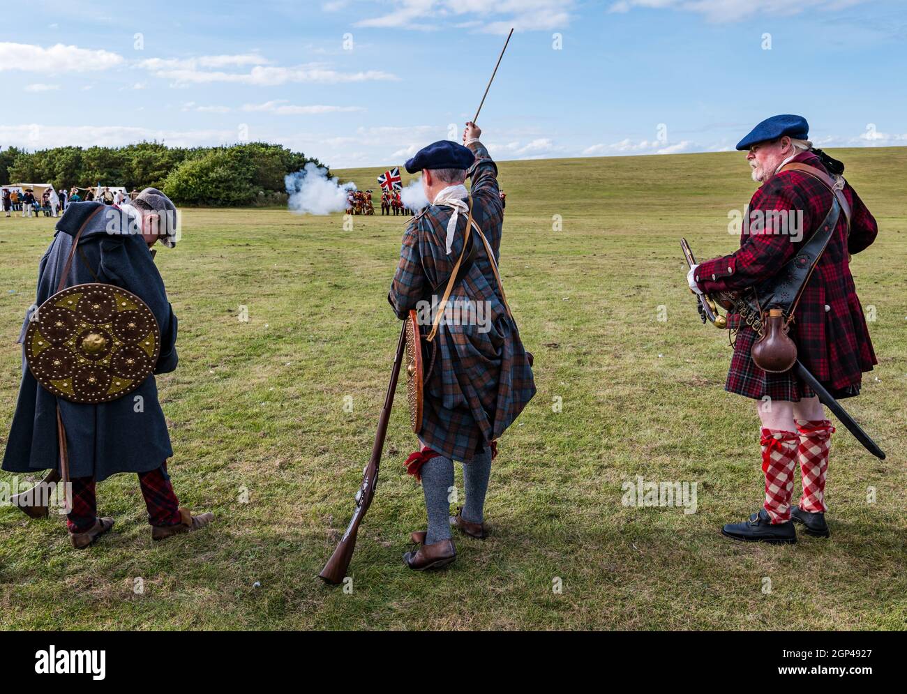 Les soldats Jacobites en costume d'époque ont incendié des armes à feu ...
