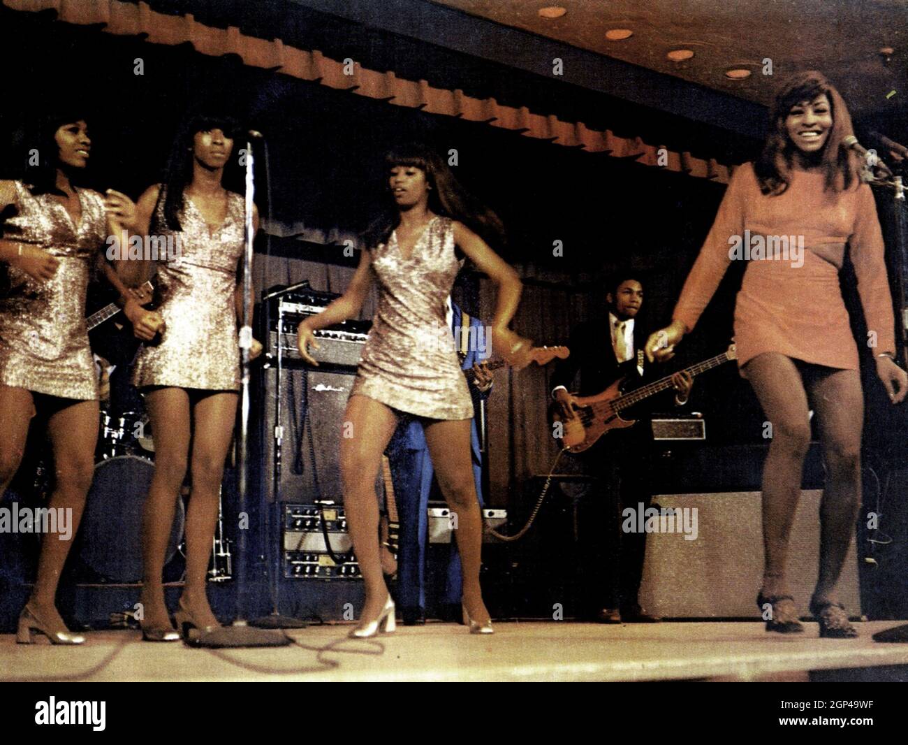 EN PRENANT le départ, Tina Turner (à droite), avec l'Ike et Tina Turner ...