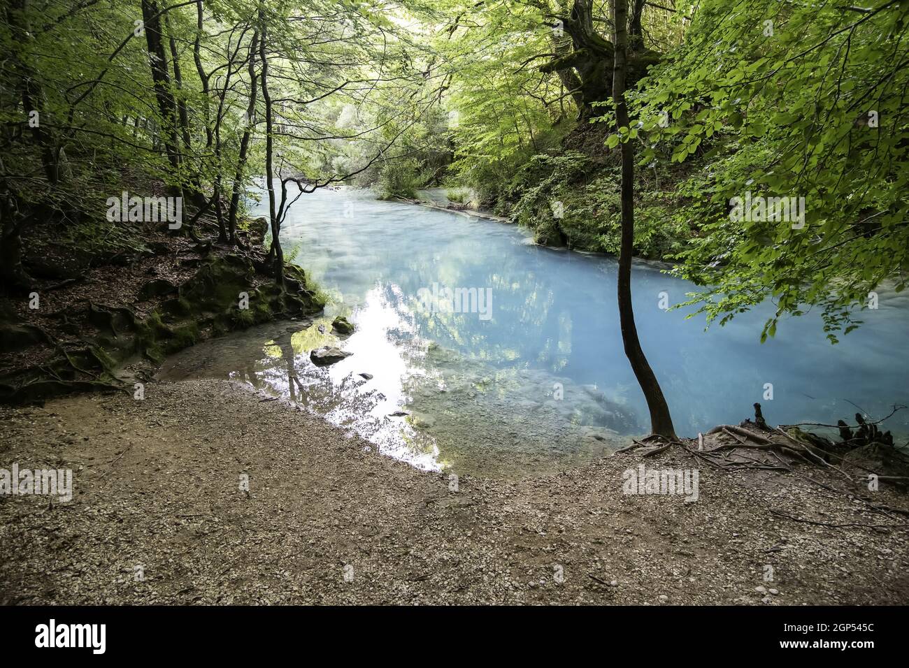 Eau de source cristalline Banque de photographies et d’images à haute ...