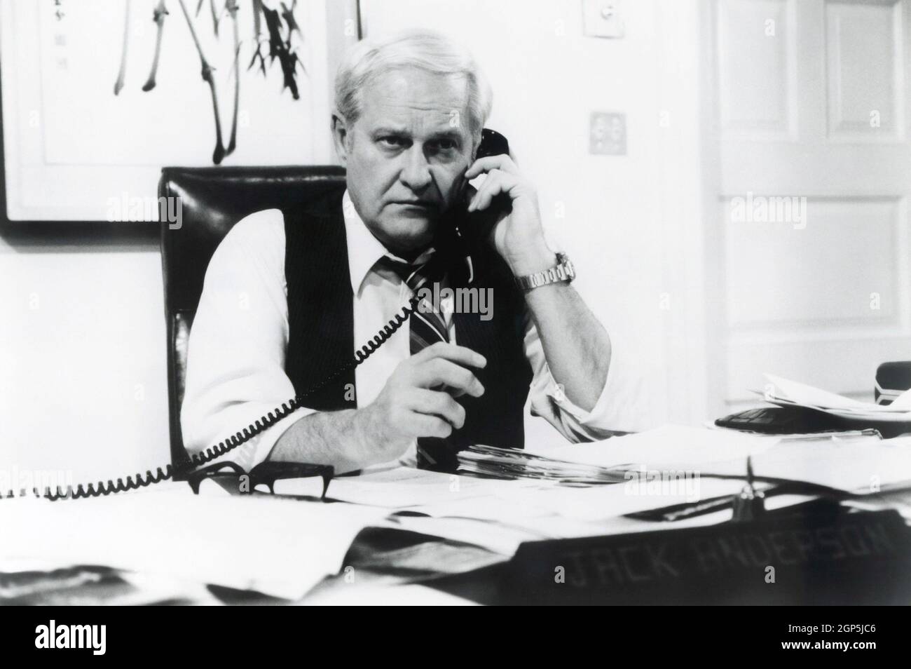 Jack Anderson, journaliste et chroniqueur de journaux, dans son bureau ...
