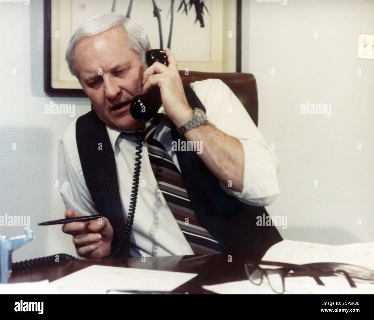 Jack Anderson, journaliste et chroniqueur de journaux, dans son bureau, vers les années 1980 ...