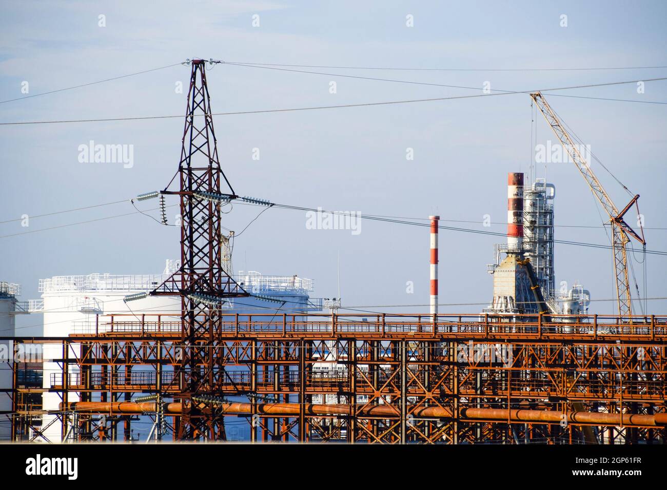 Les colonnes de distillation, tuyaux et autres équipements de la ...