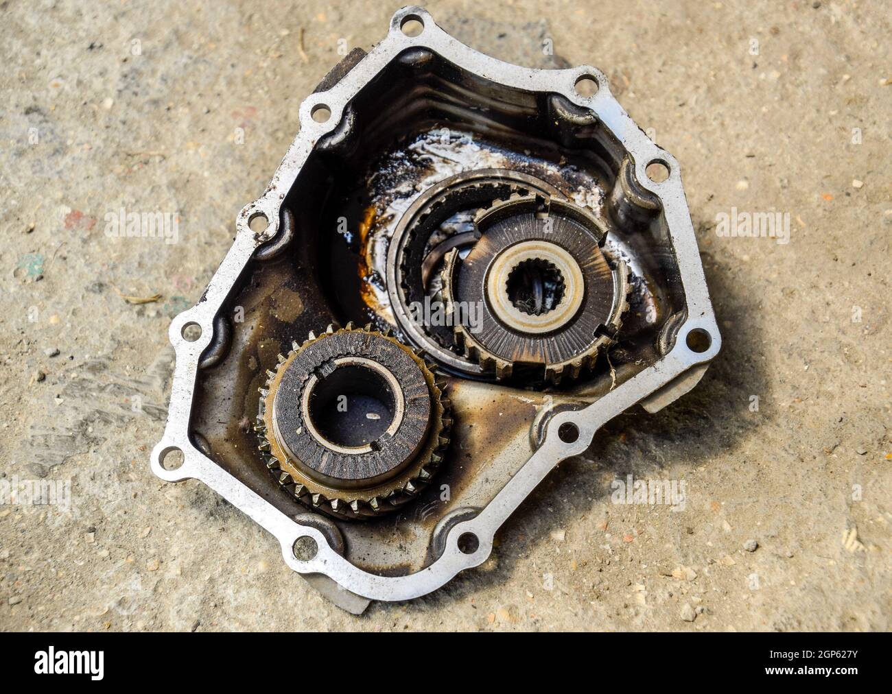 Avec les roulements du pignon et carter de boîte de vitesses. Fort ...