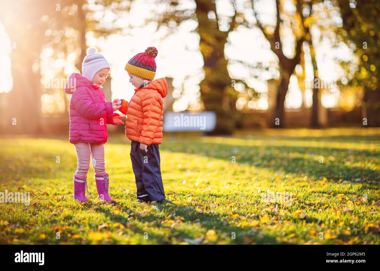 Deux enfants qui jouent dans le parc Banque de photographies et d ...