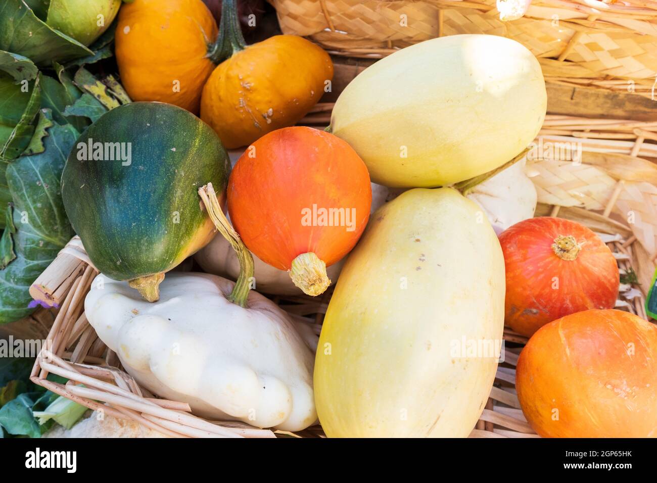 différents types de courge biologique sur un marché de petits ...