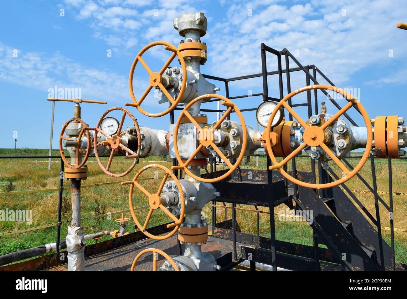 Puits dans le Kuban. Extraction d'hydrocarbures. Bien pour la ...