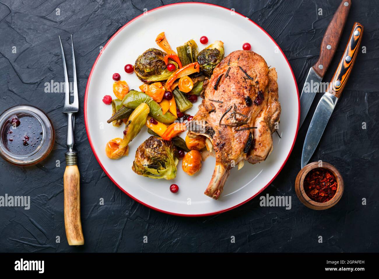 Grille de porc grillée sur l'assiette. Viande cuite avec différents ...