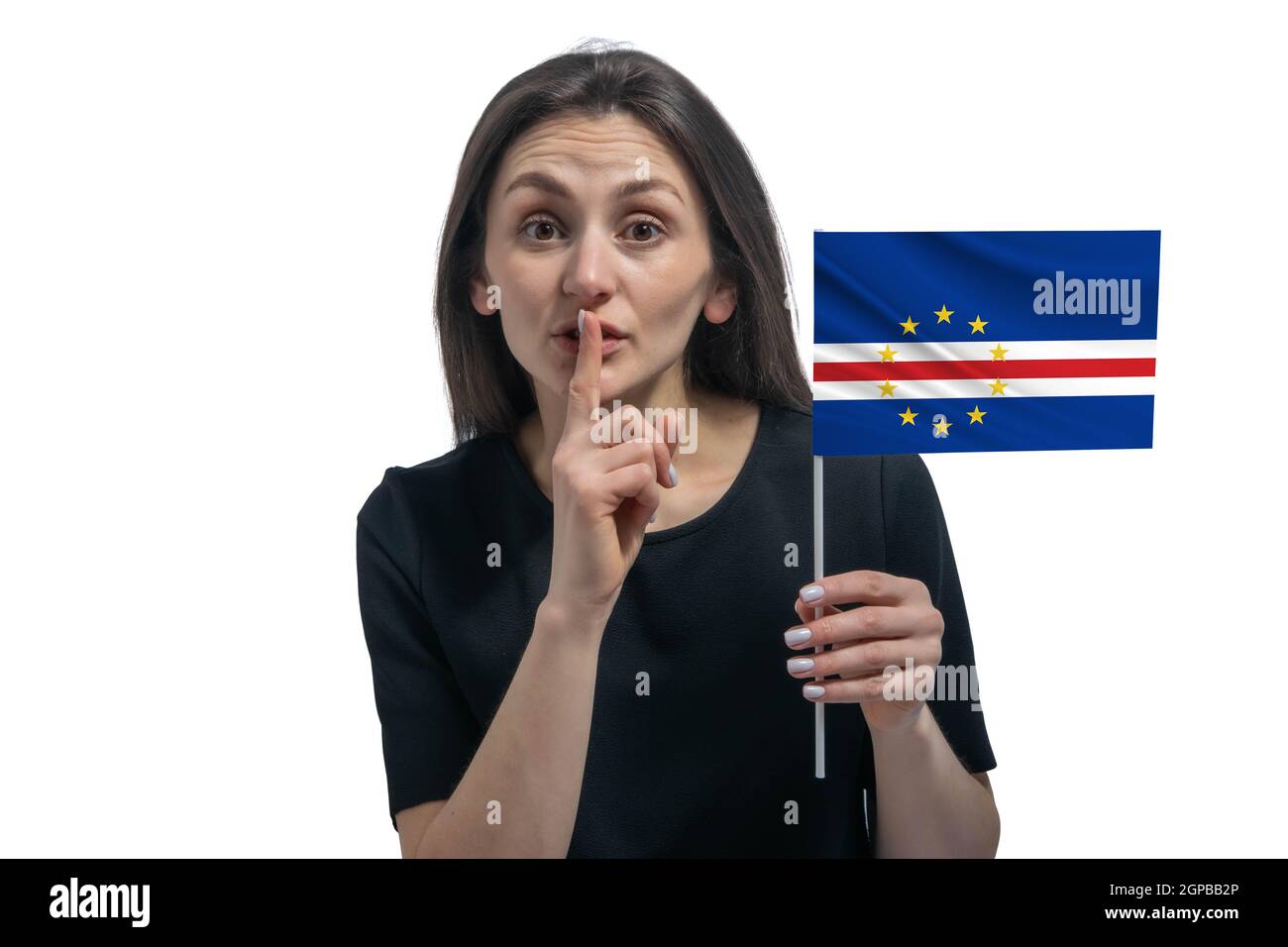 Bonne jeune femme blanche tenant le drapeau du Cap-Vert et tient un ...