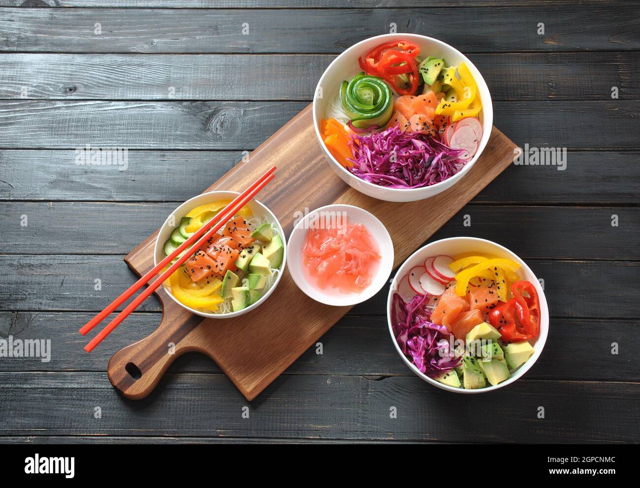 Poke bols avec saumon frais, nouilles en cristal, radis, avocat ...