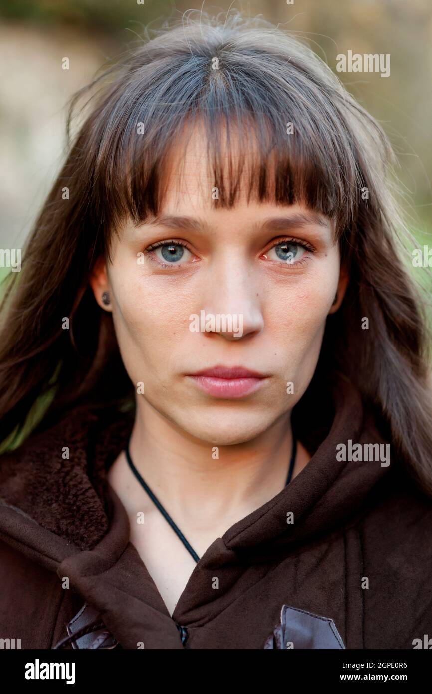 Brune aux yeux bleu Banque de photographies et d’images à haute résolution - Page 11 - Alamy