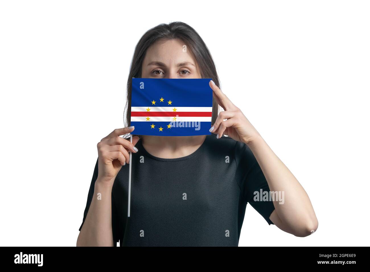 Bonne jeune femme blanche portant le drapeau du Cap-Vert et couvre son ...