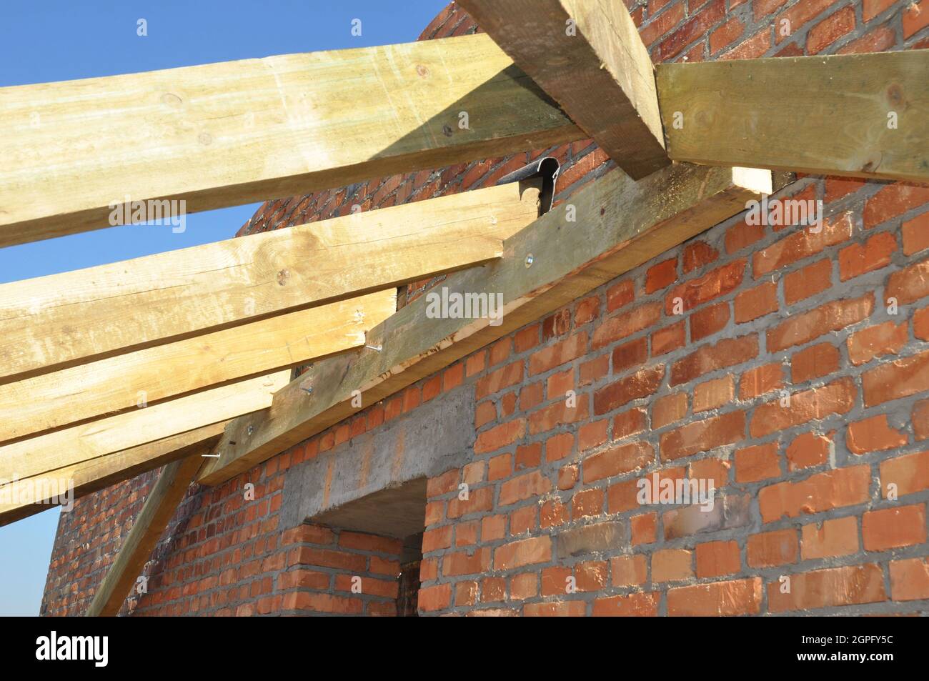 Construction de toitures. Toit de maison chevrons en bois, avant-toits ...