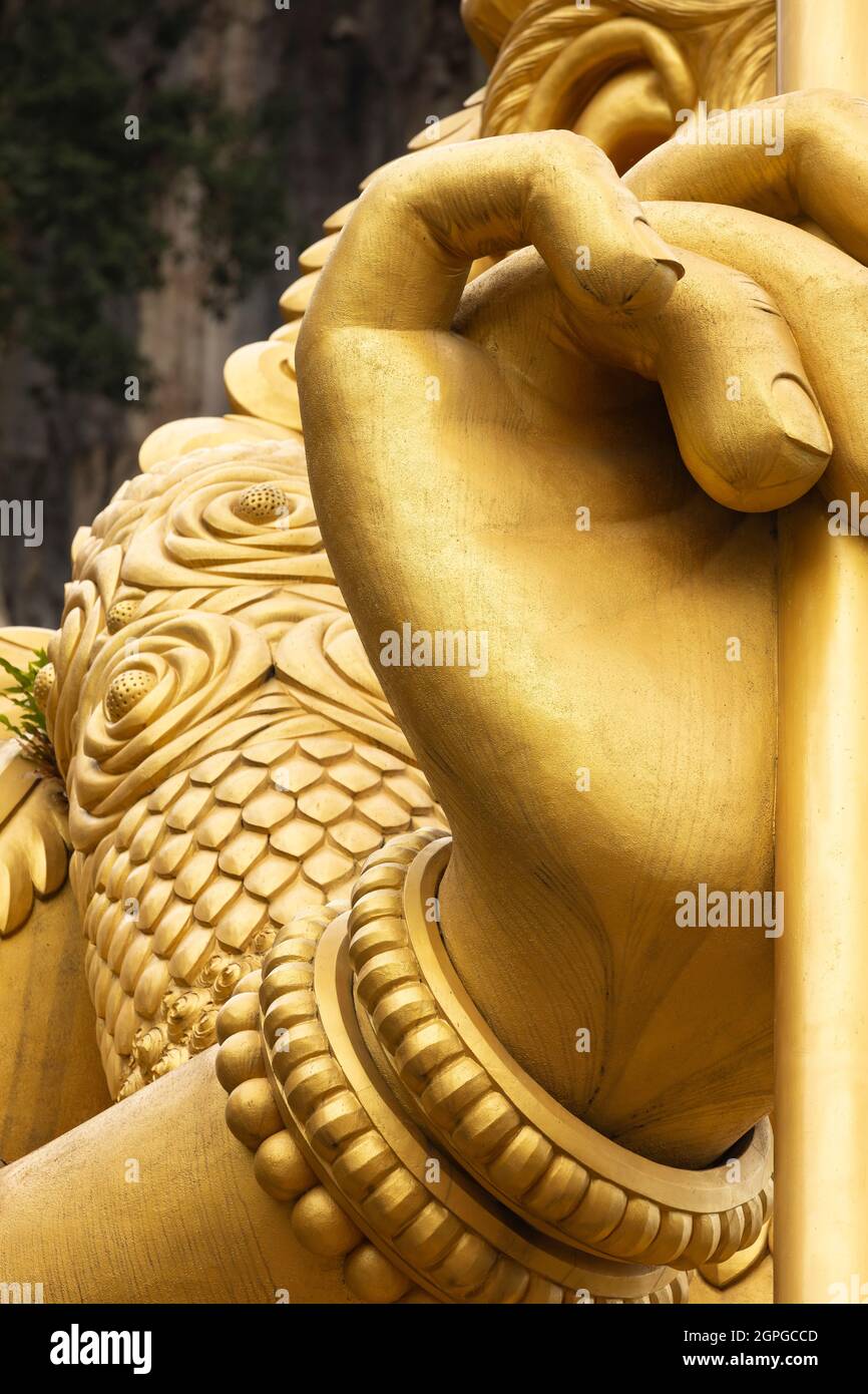 Gros plan de l'immense statue Sri Muruga, le dieu hindou de la guerre ...