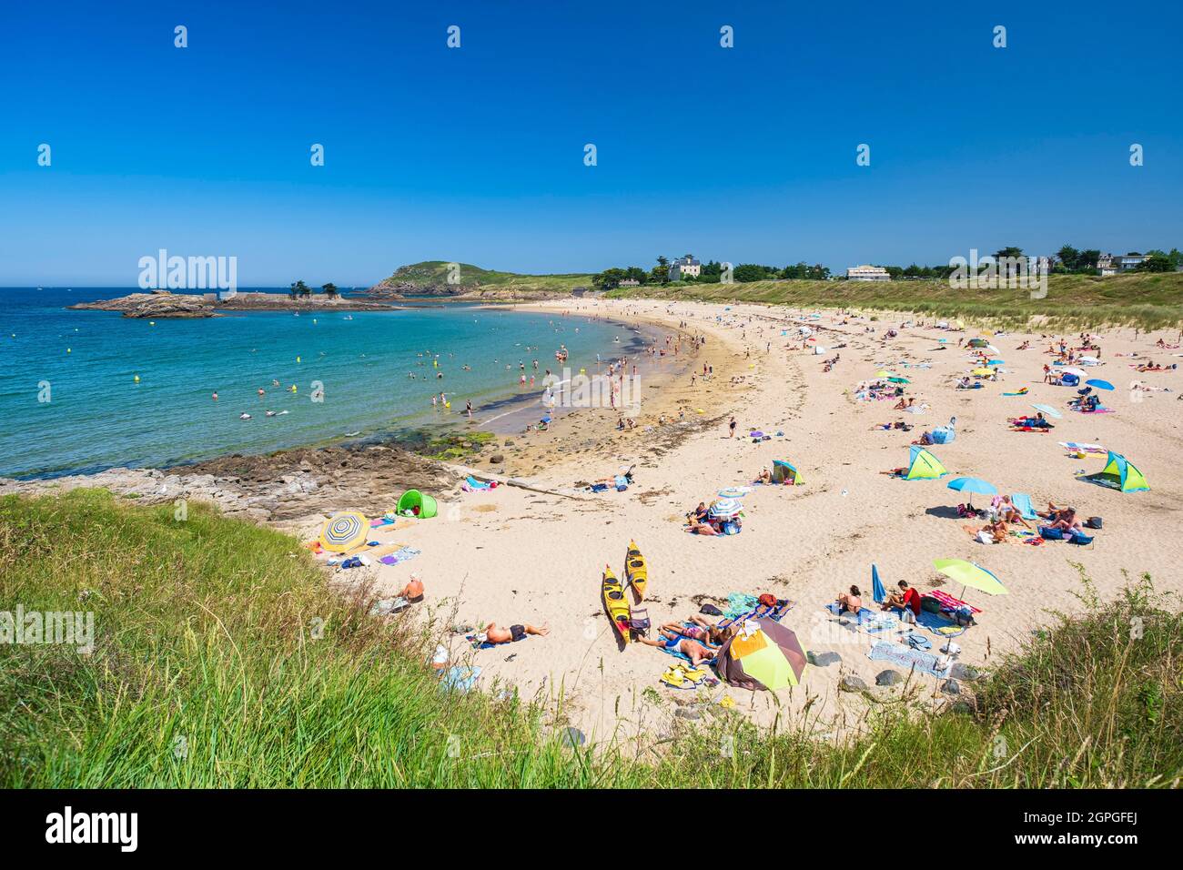 France, Ille-et-Vilaine, Saint-Briac-sur-Mer, Plage de Port Hue le long ...