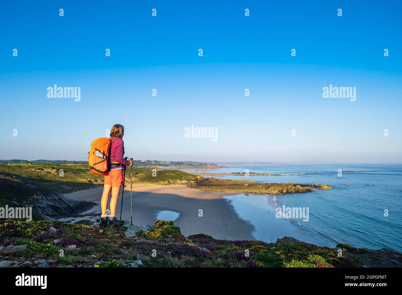 France, Côtes d'Armor, Plevenon, plage de la Fosse, randonnée le long ...
