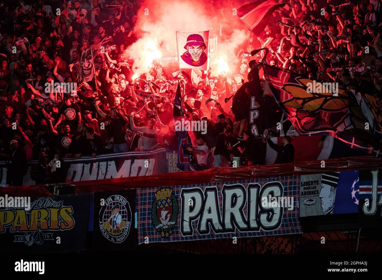 Ultras fans de Paris Saint-Germain lors du groupe de l'UEFA Champions ...