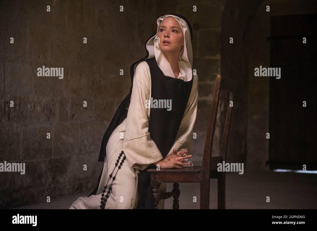 VIRGINIE EFIRA à BENEDETTA (2021), dirigée par PAUL VERHOEVEN. Credit ...