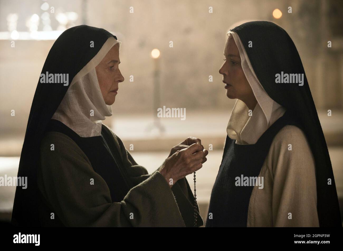 CHARLOTTE RAMPLING et VIRGINIE EFIRA à BENEDETTA (2021), dirigée par ...