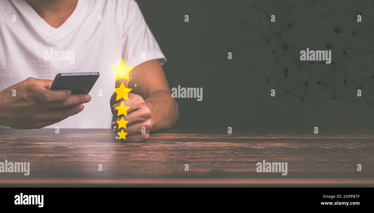 Les clients donnent une note de satisfaction de service cinq étoiles ...