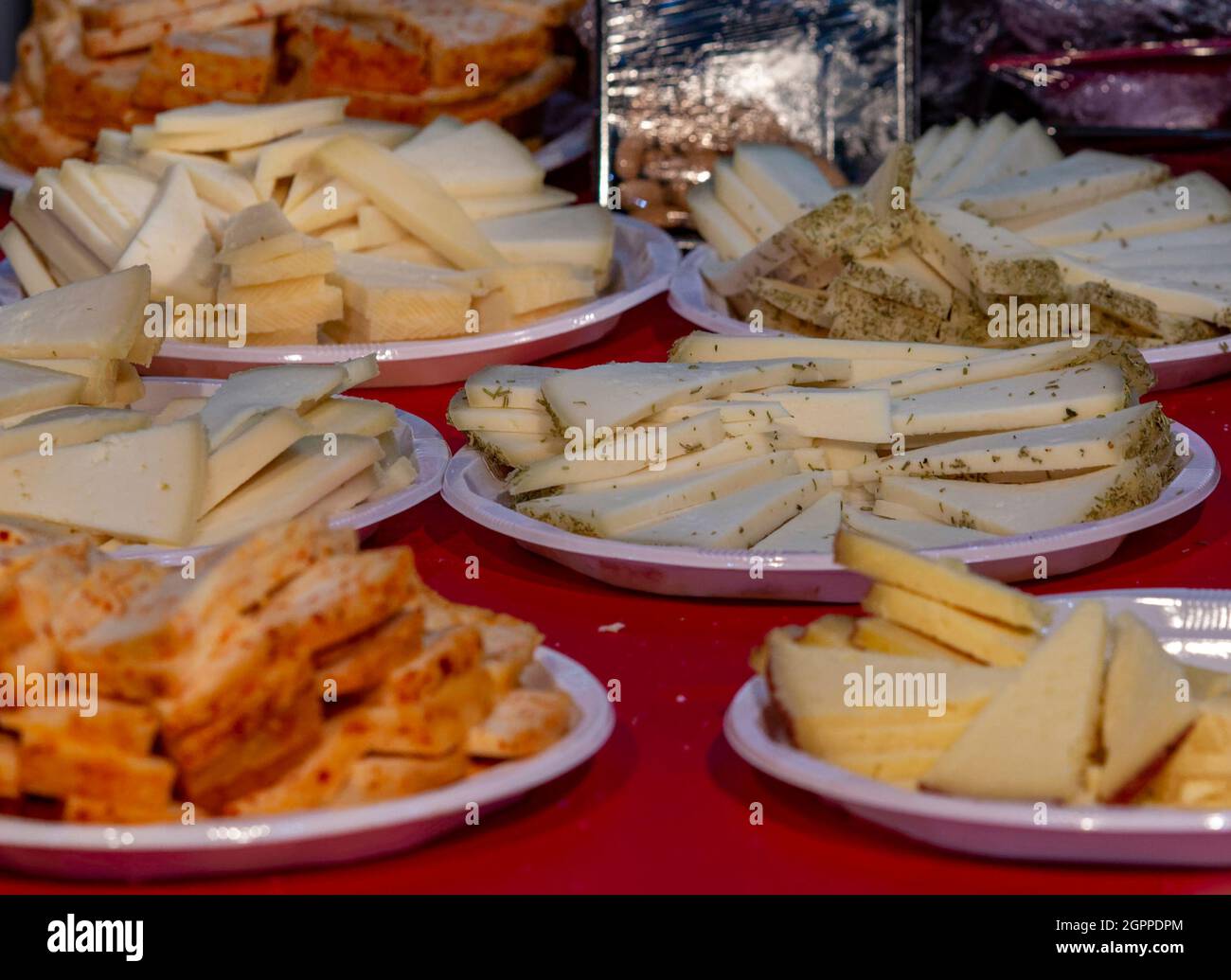 photo d'une table avec des assiettes de différents fromages à déguster ...