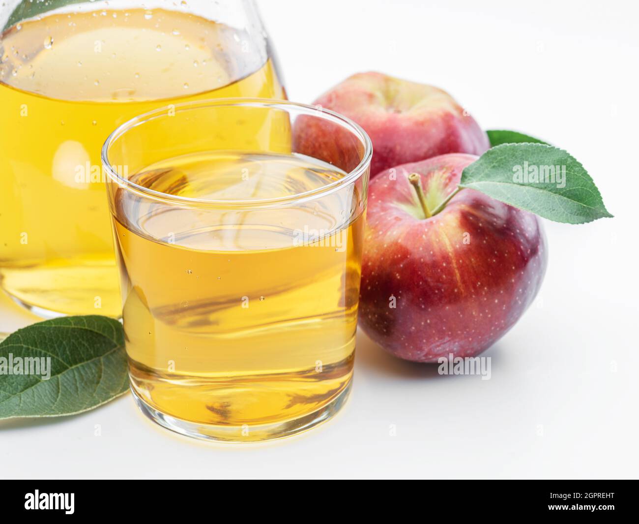 Carafe Et Verre Avec Du Jus De Pomme Banque d'image et photos - Alamy