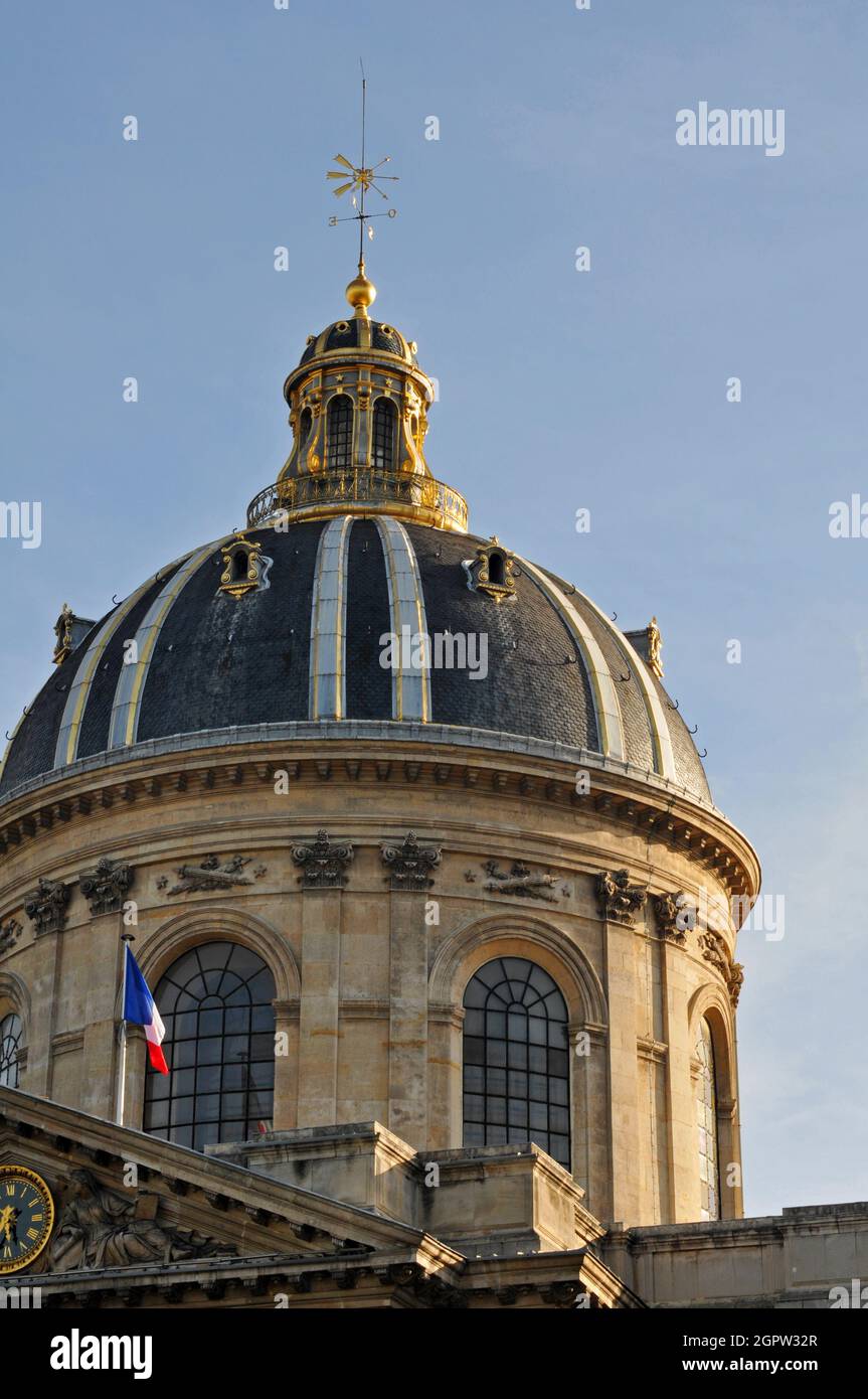 Le dôme de l'Institut de France à Paris, construit à l'origine en 1661 ...