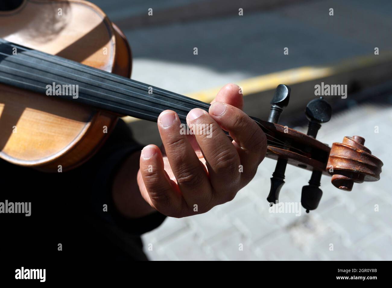 Vieux musicien jouant de la musique classique Banque de photographies ...