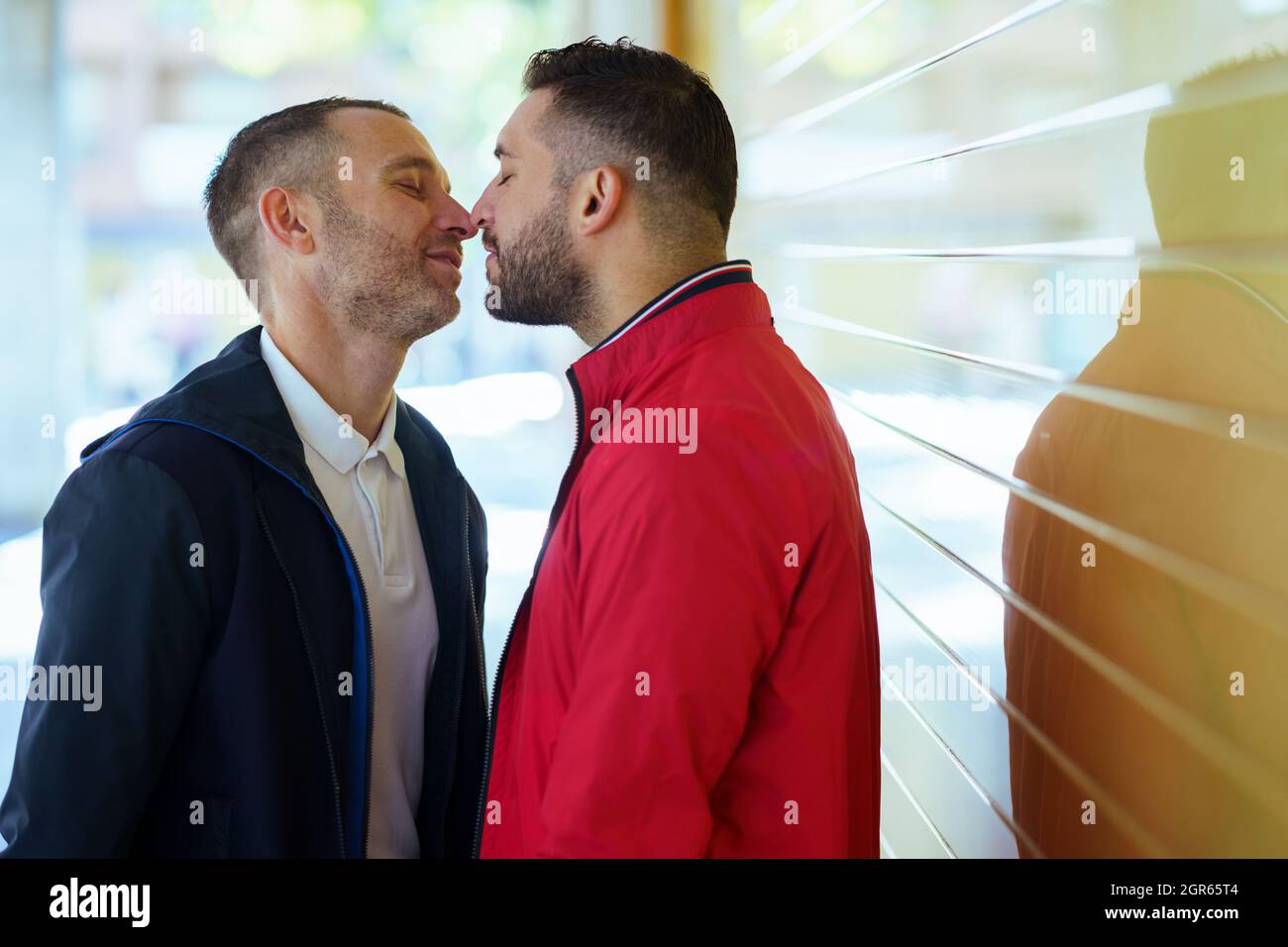 Mature Gay Couple Kissing Banque De Photographies Et Dimages à Haute
