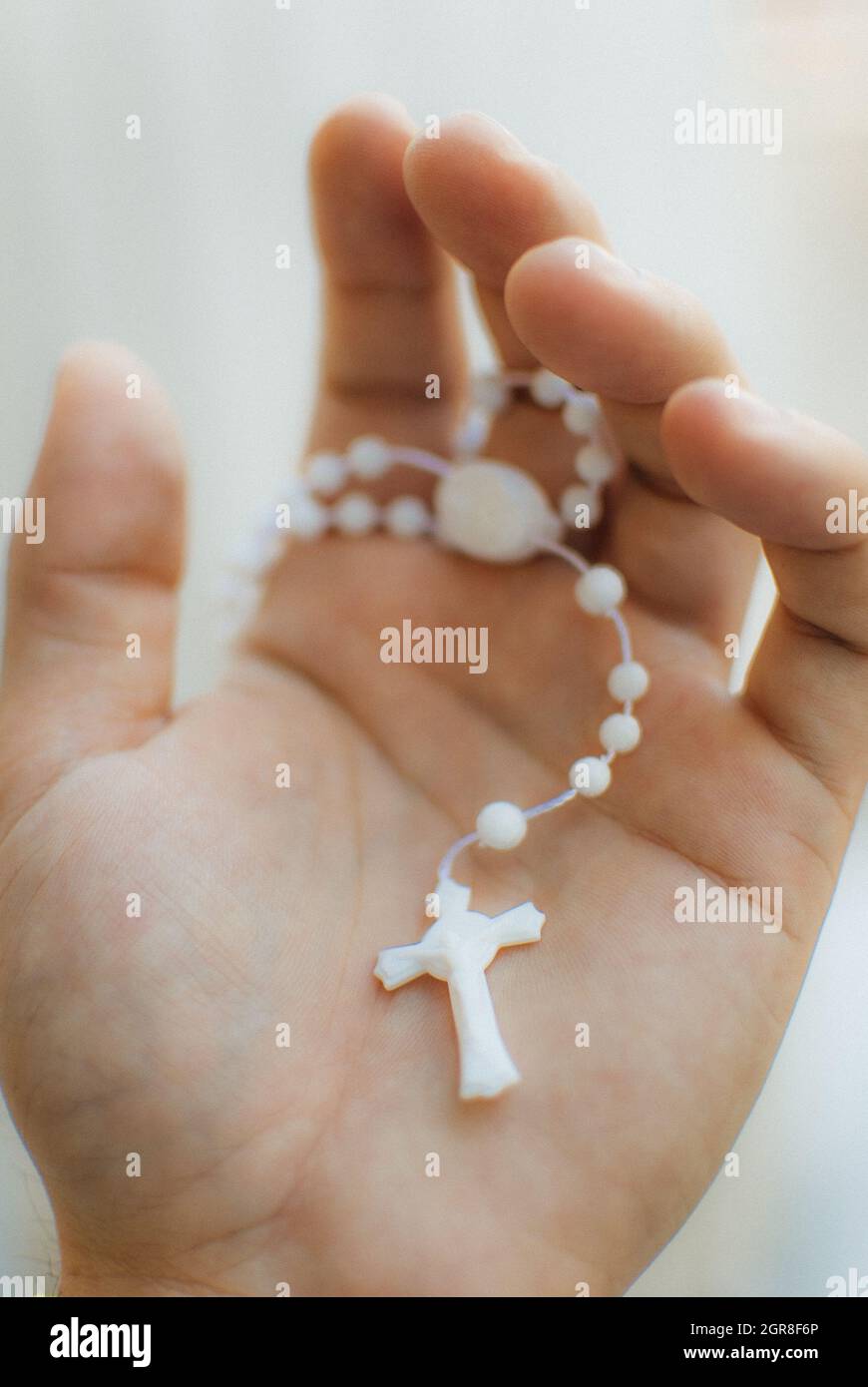 Croix dans la main Banque de photographies et d’images à haute ...