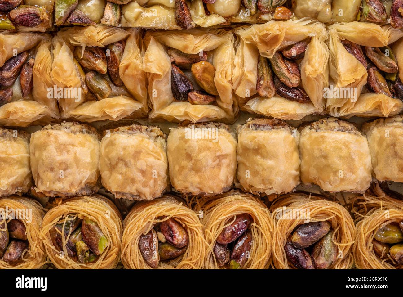 Assortiment de pâtisserie traditionnelle turque de baklava, un dessert ...