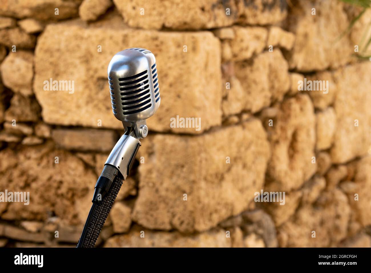 Vieux microphone pied argent Banque de photographies et d’images à haute résolution - Alamy