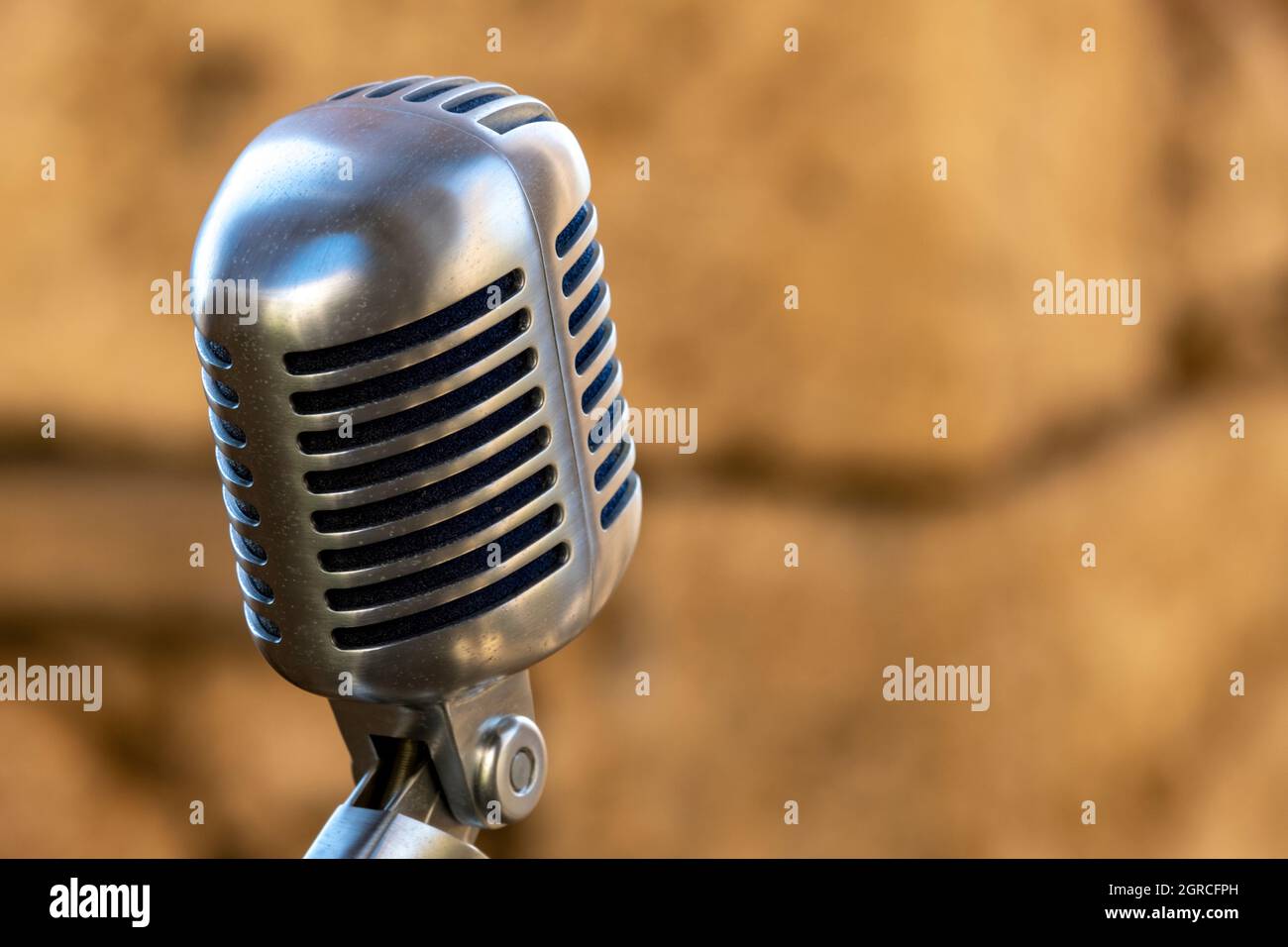 Vieux microphone pied argent Banque de photographies et d’images à haute résolution - Alamy