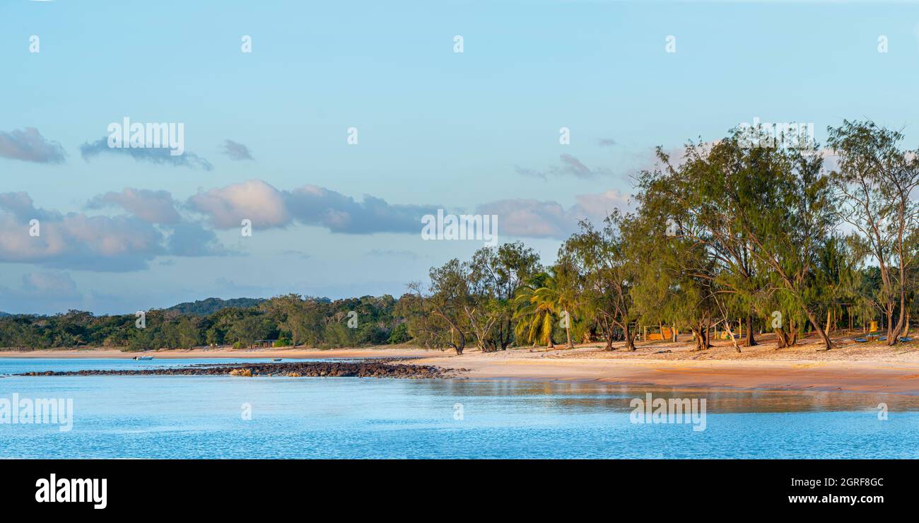 Vue panoramique sur la plage d'Alau, le terrain de camping d'Alau Beach ...
