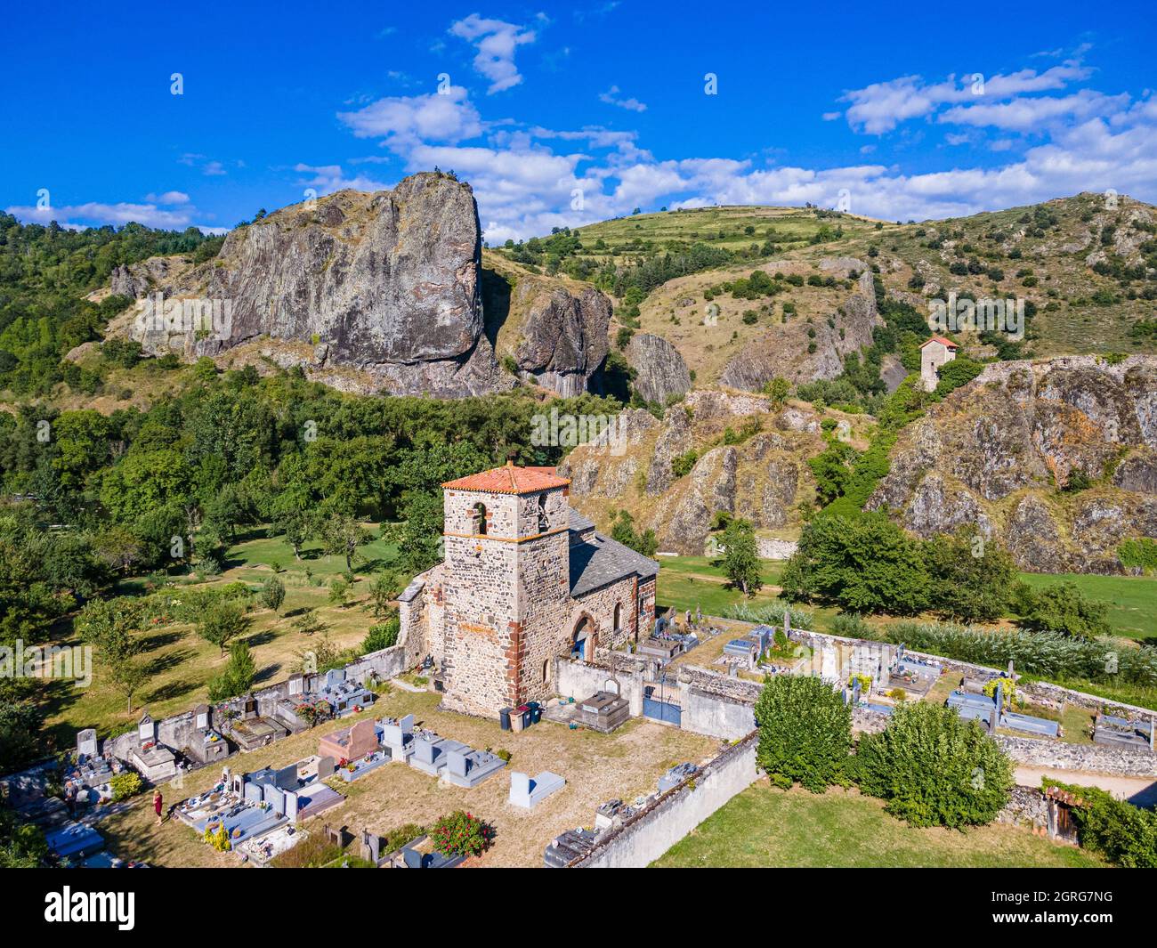 France, haute Loire, Prades, église Saint-André et rocher de Servière ...