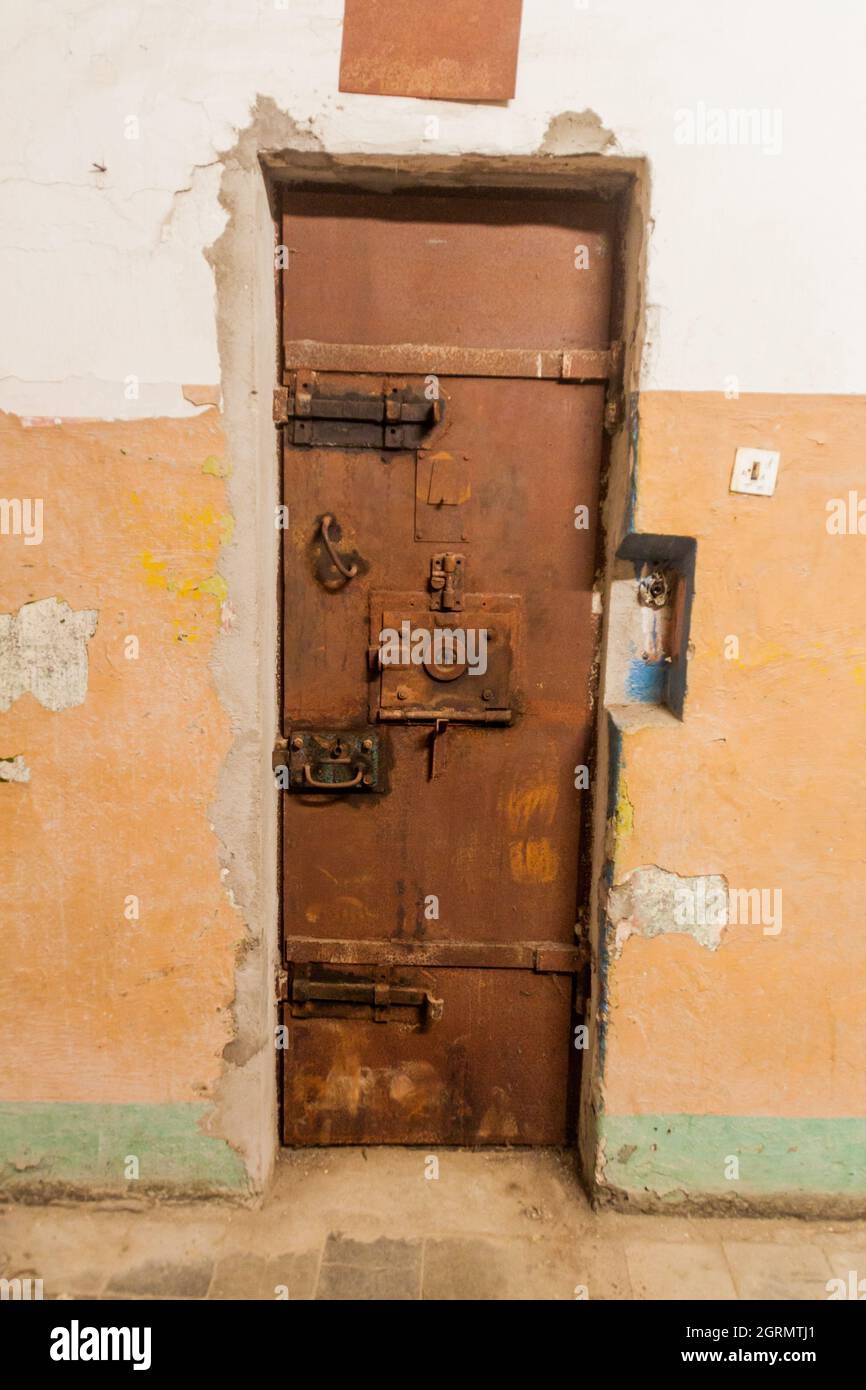 Porte de prison en bois vintage Banque de photographies et d’images à ...