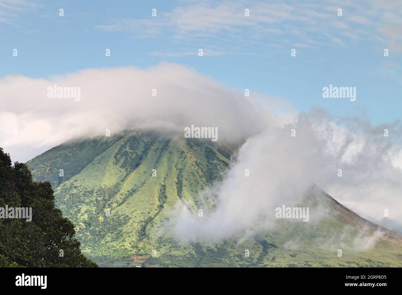 Gunung lokon Banque de photographies et d’images à haute résolution - Alamy