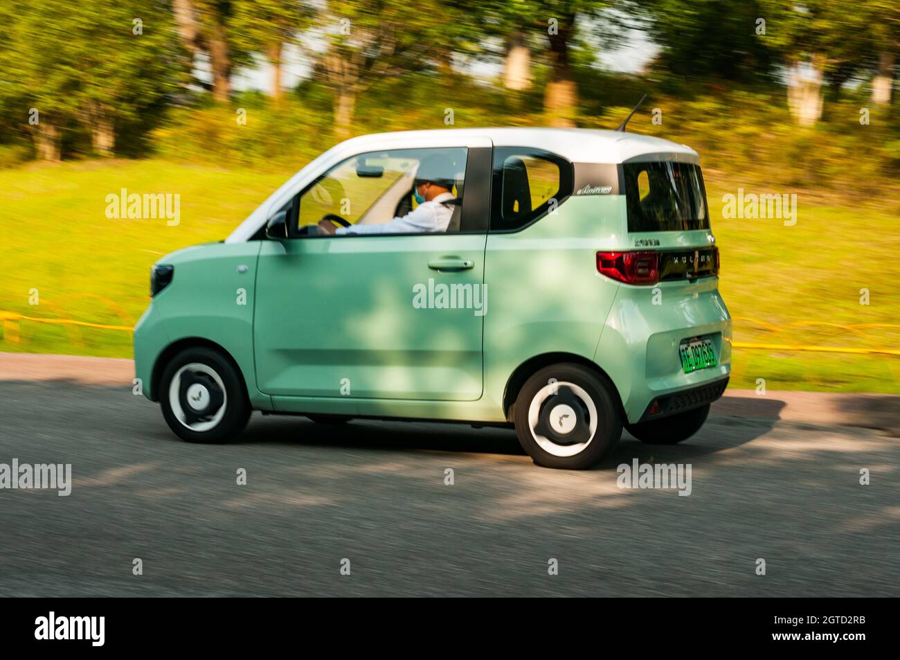 Prise de vue en mouvement de la mini EV Macaron Wuling Hongguang à ...