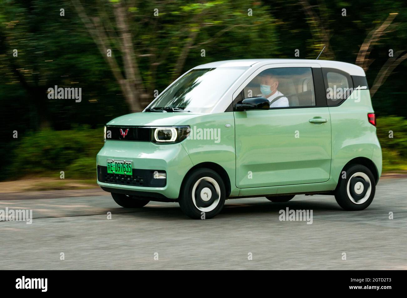 Prise de vue en mouvement de la mini EV Macaron Wuling Hongguang à ...