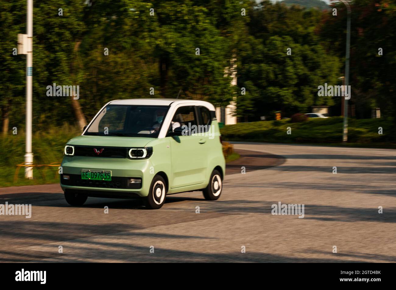 Prise de vue en mouvement de la mini EV Macaron Wuling Hongguang à ...