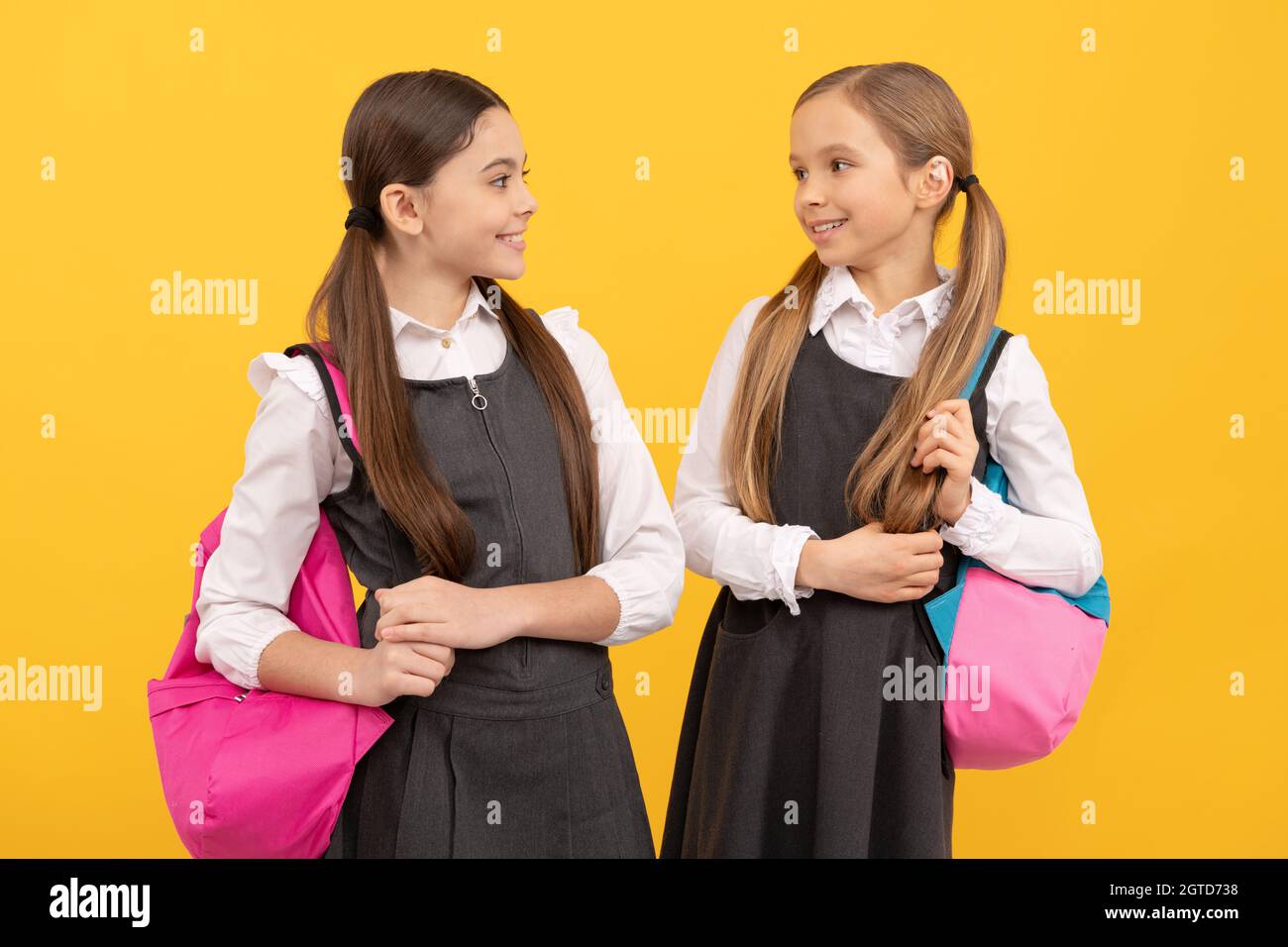 Apprendre ensemble. Les enfants heureux de retour à l'école. Uniformes ...