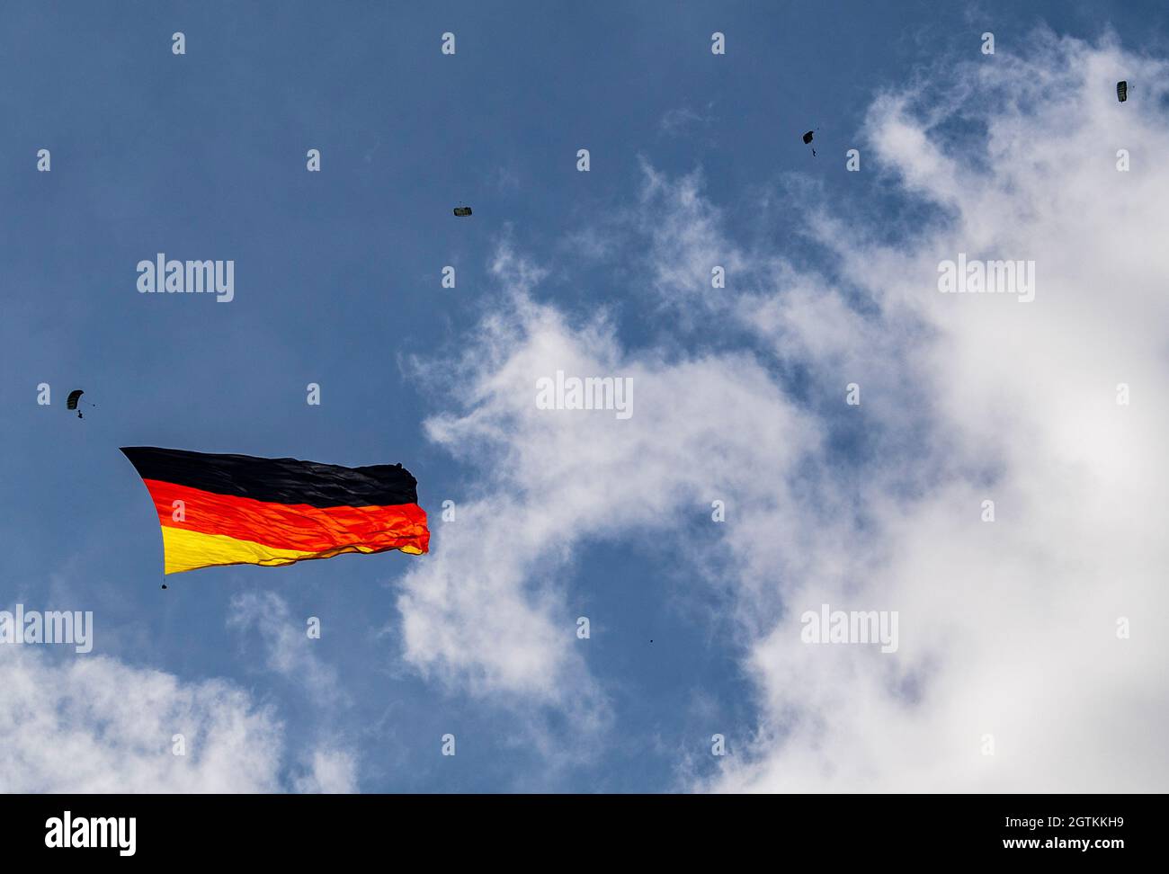 02 octobre 2021, Rhénanie-du-Nord-Westphalie, Büren : les parachutistes ...