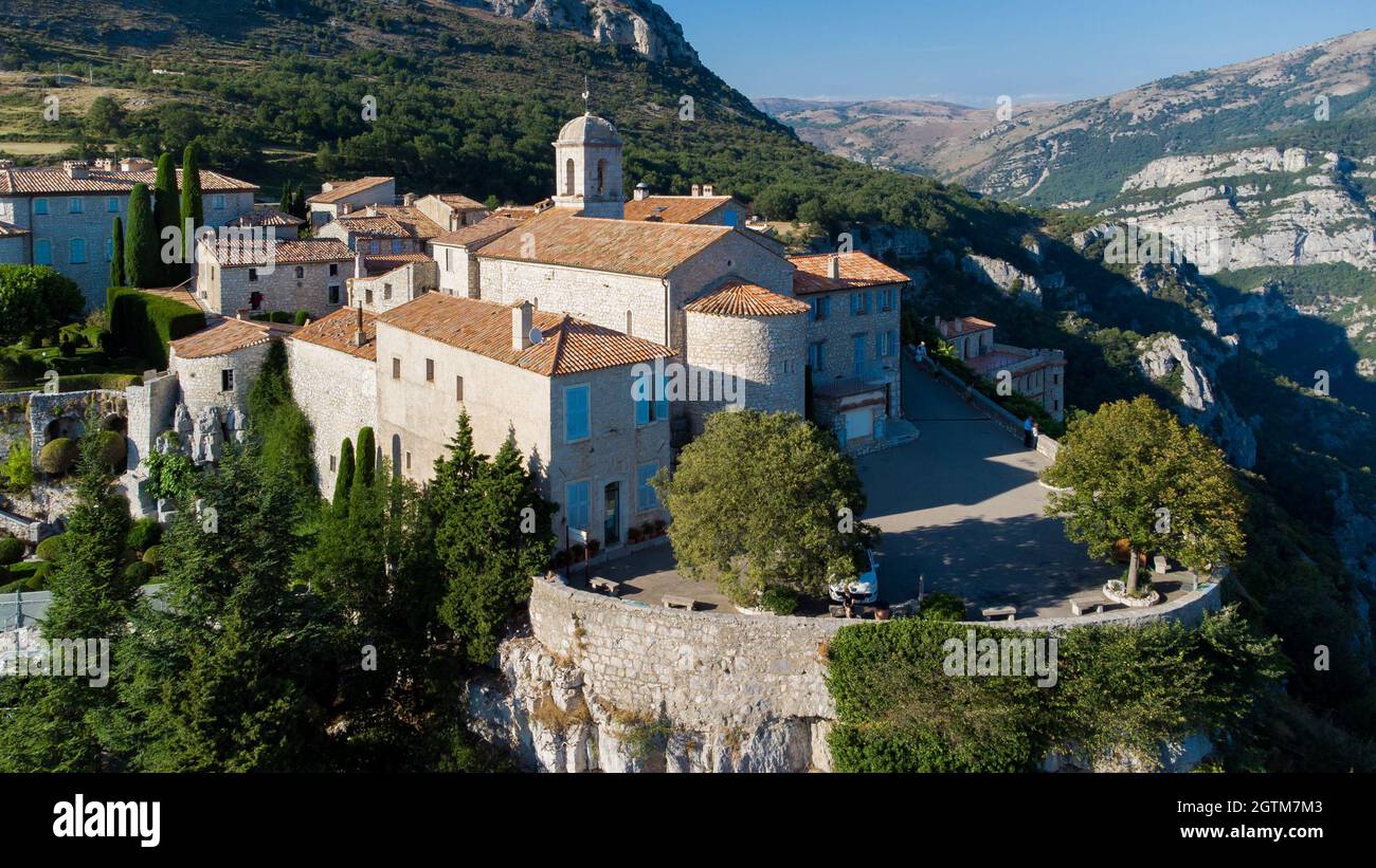 Vue aérienne du village médiéval de Gourdon en Provence, France ...