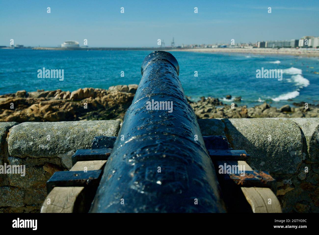 Ancien canon dans la forteresse de Castelo do Queijo sur la côte dans ...